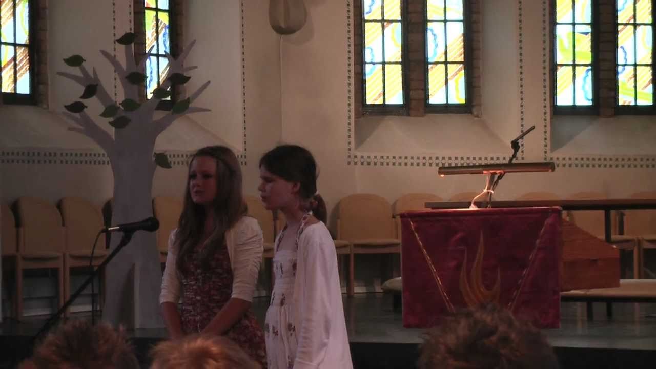 Hedda och Ebba sjunger "Sol, vind och vatten" på skolavslutningen 2011 ...