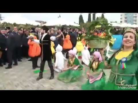 Lənkəranda çay festivalı: 1990 ci il. Lənkəran ş. Şənlik ansamblının ifasi.Əli Əkbərovun arxivindən.