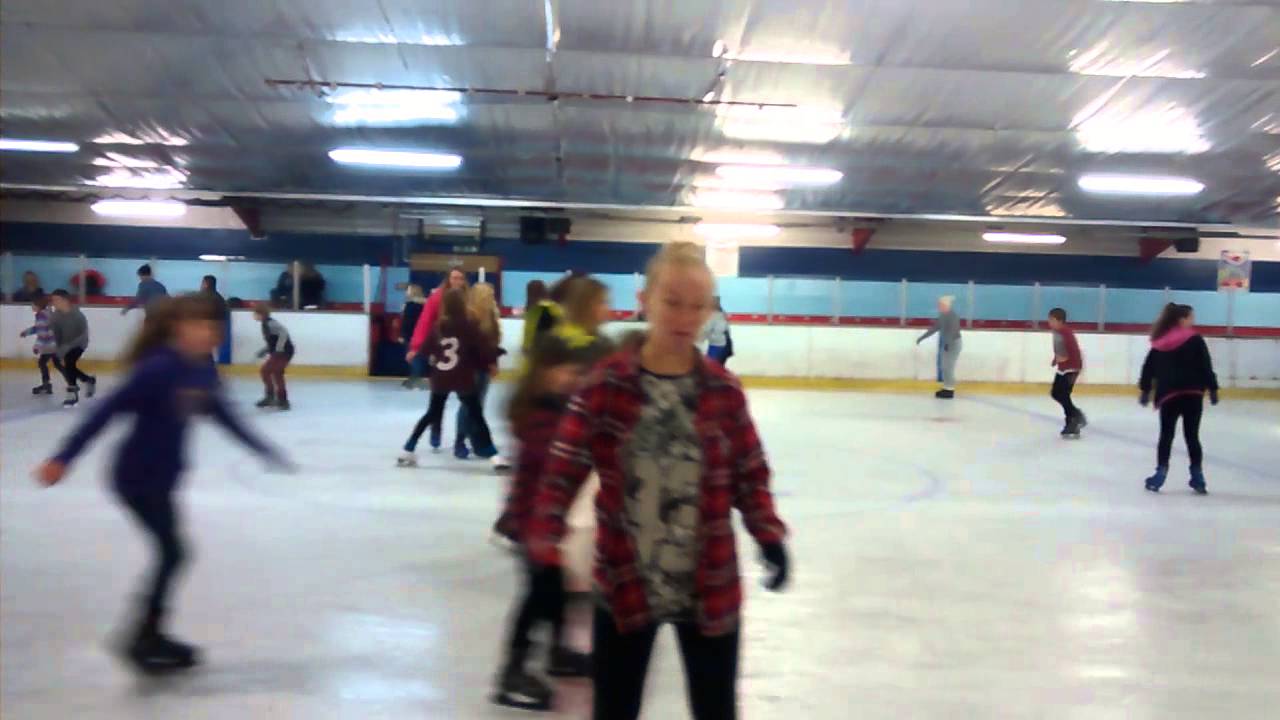 Funny ice skating fail. - YouTube