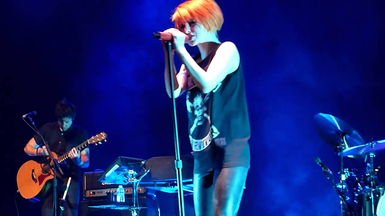 Paramore LIVE in Puerto Rico Concert Daydreaming - YouTube