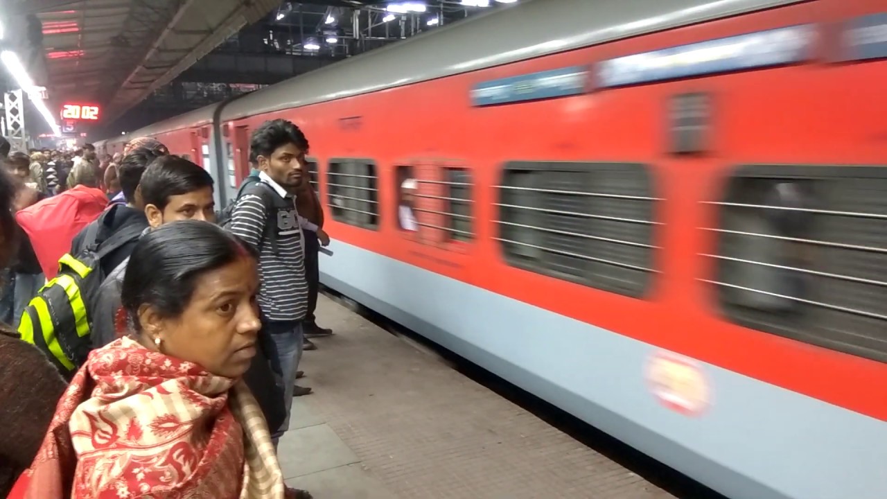 Bhagalpur Yeswantpur Anga Express arrives at Asansol Jn hauled by Howah ...