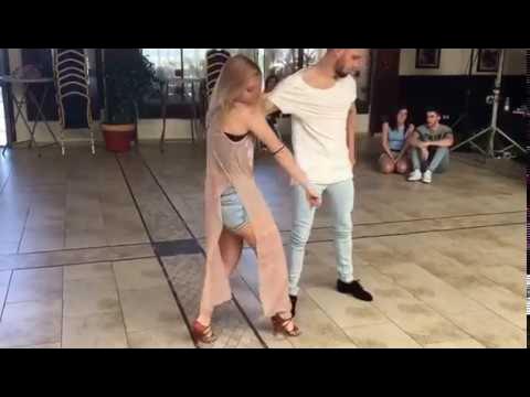 Alonso y Noelia - Bachata Sensual, Taller Arcos Baila 2017 (Demo workshop) - YouTube