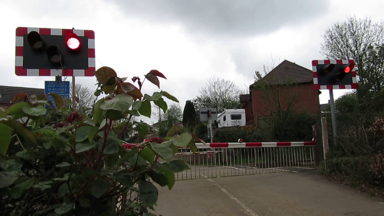 St Georges Level Crossing 14/04/2017 (2) - YouTube