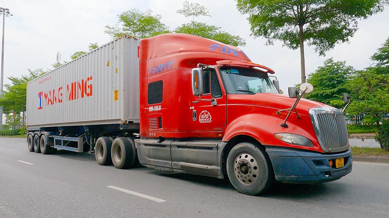 Spotting American semi-trailer truck | Street trucking show - YouTube