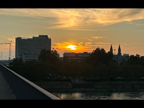 Západ slunce nad Rýnem (Mannheim, Německo).