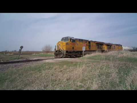 UP 5282 southbound mixed freight on the Spine Line - YouTube