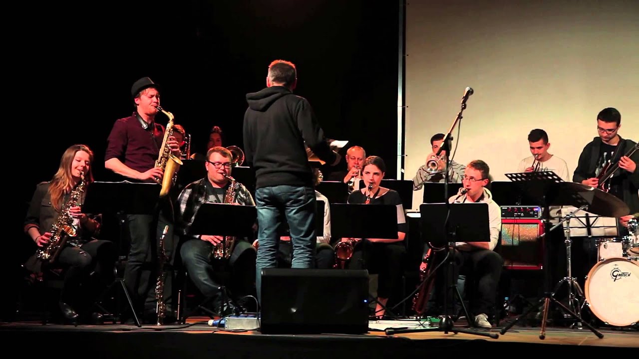 Walking Jazz Band - YouTube