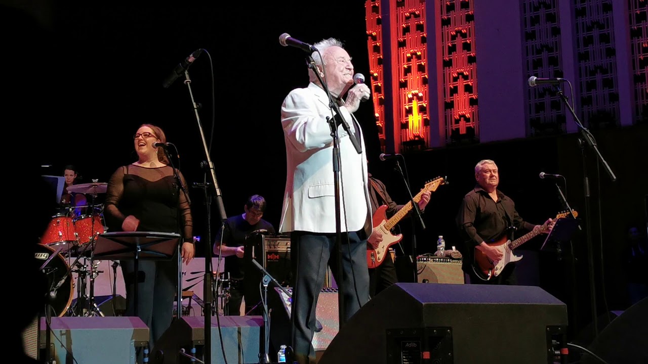 Gerry Marsden (Gerry and The Pacemakers) singt You'll never walk alone ...