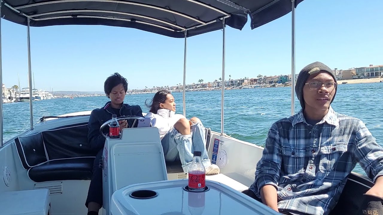 Relaxing family boat cruise at Balboa Island in Newport Beach ...