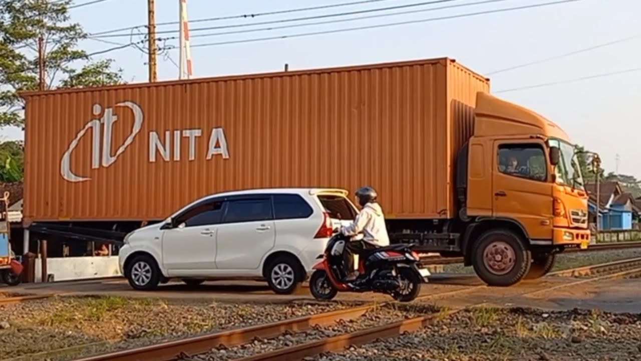 Basuri vs Truk!! Mobil Truk, Mobil Kontainer, Bus, Mobil BBM melintas ...