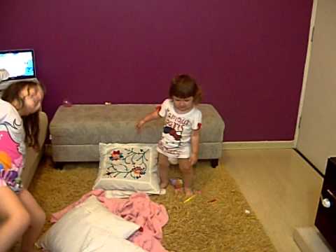 Dudinha dançando com a Sofia