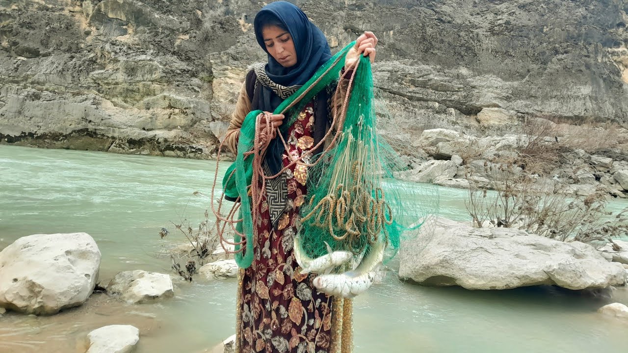 Nomadic Daily: Fishing by nomadic women - YouTube