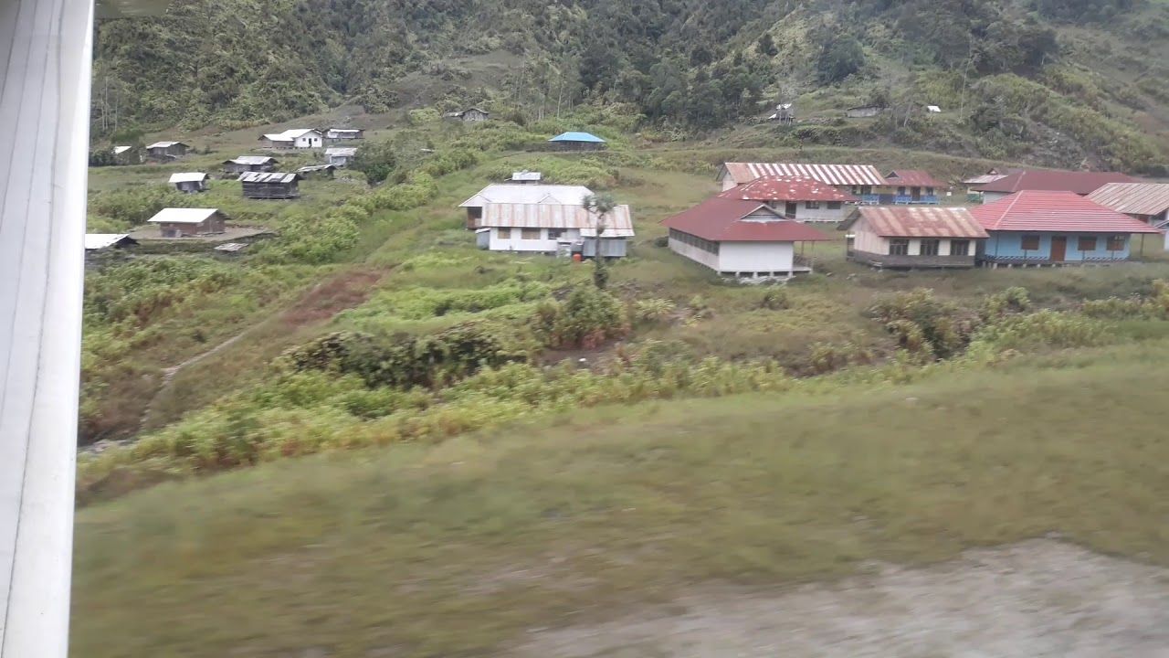 Landing to mapenduma airstrip with cessna grand caravan - YouTube