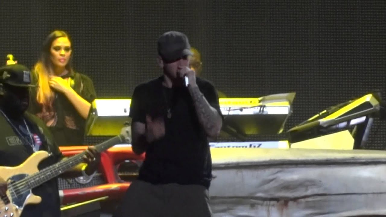 Eminem F1 Abu Dhabi - NO LOVE Live - YouTube