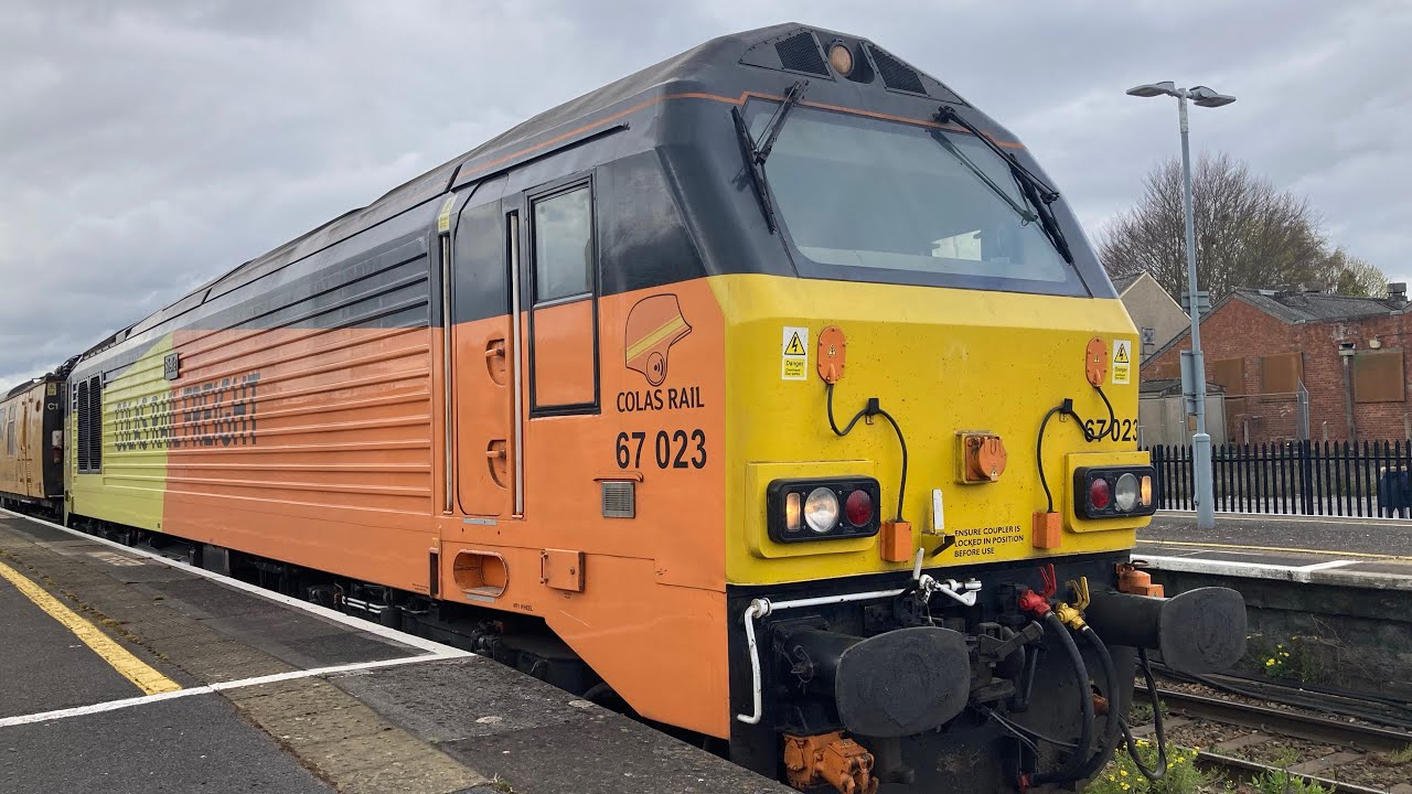 Colas 67023 & 67027 hauling the test train and DBSO 9701 at Taunton ...