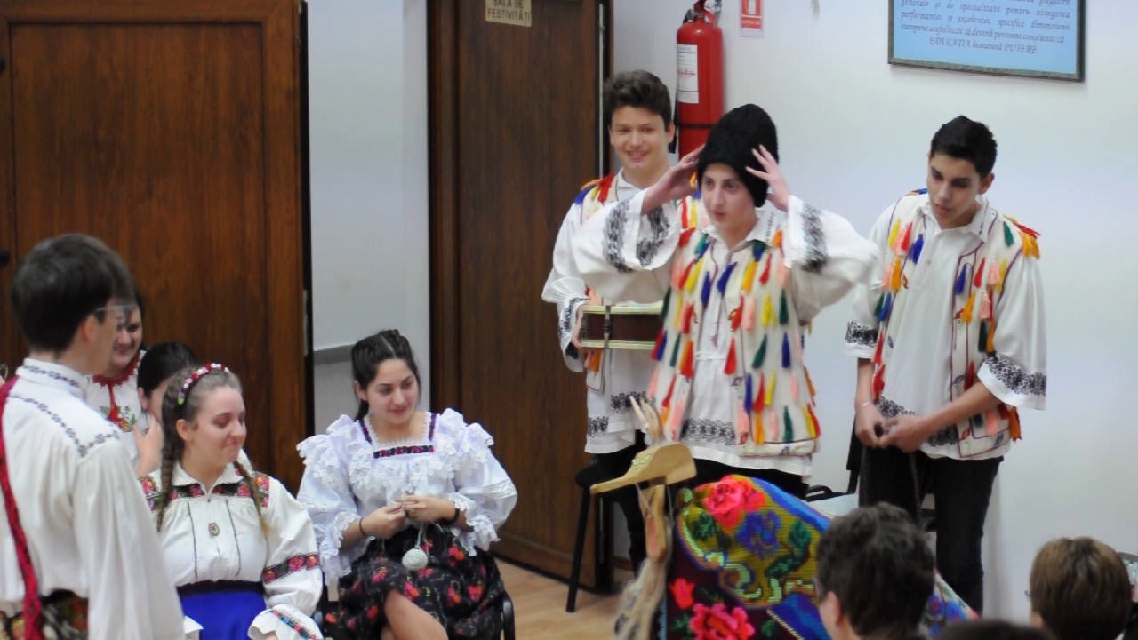 Capra, colindatori - YouTube