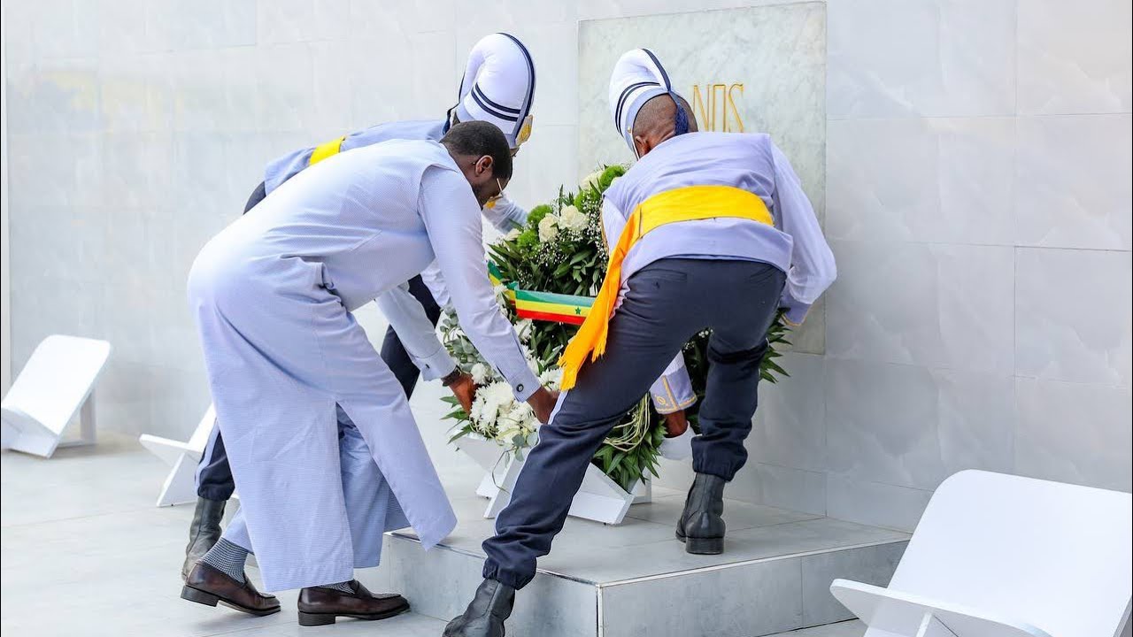 THIAROYE 44 | Dépôt de gerbes de fleurs du Président de la République ...