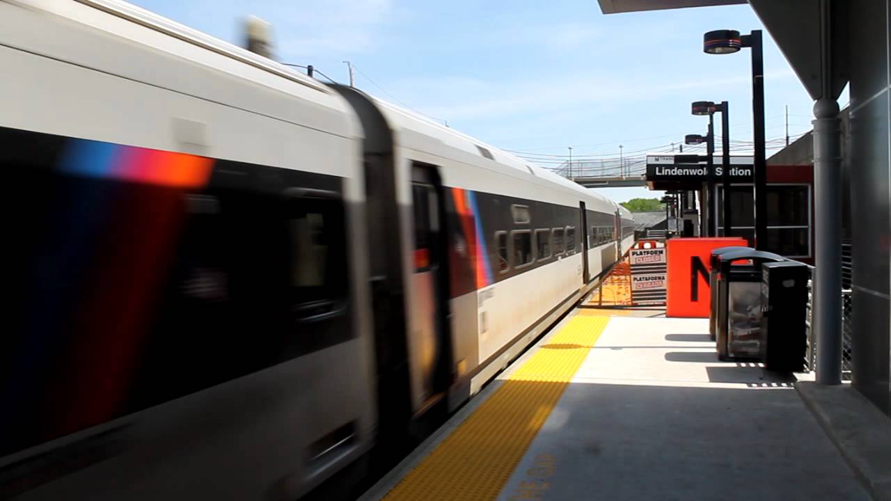 New Jersey Transit Atlantic City Line 4677 departs Lindenwold Station ...
