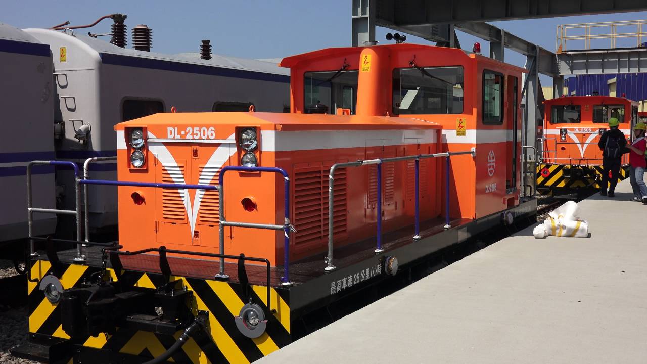 台鐵 新購 柴液型調動機 DL-2500型 台北機廠富岡基地 吊掛下軌道 - YouTube