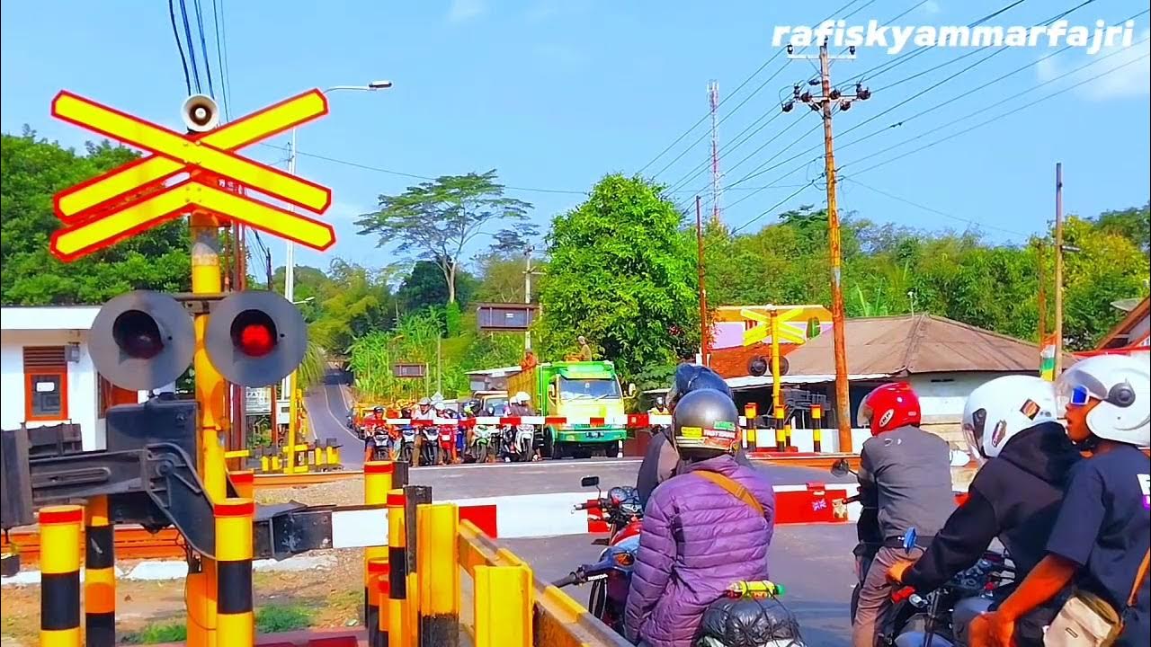 Indonesia Railway Crossing | Kompilasi Kereta Api Di Palang Pintu Perlintasan KA | September2024 ...