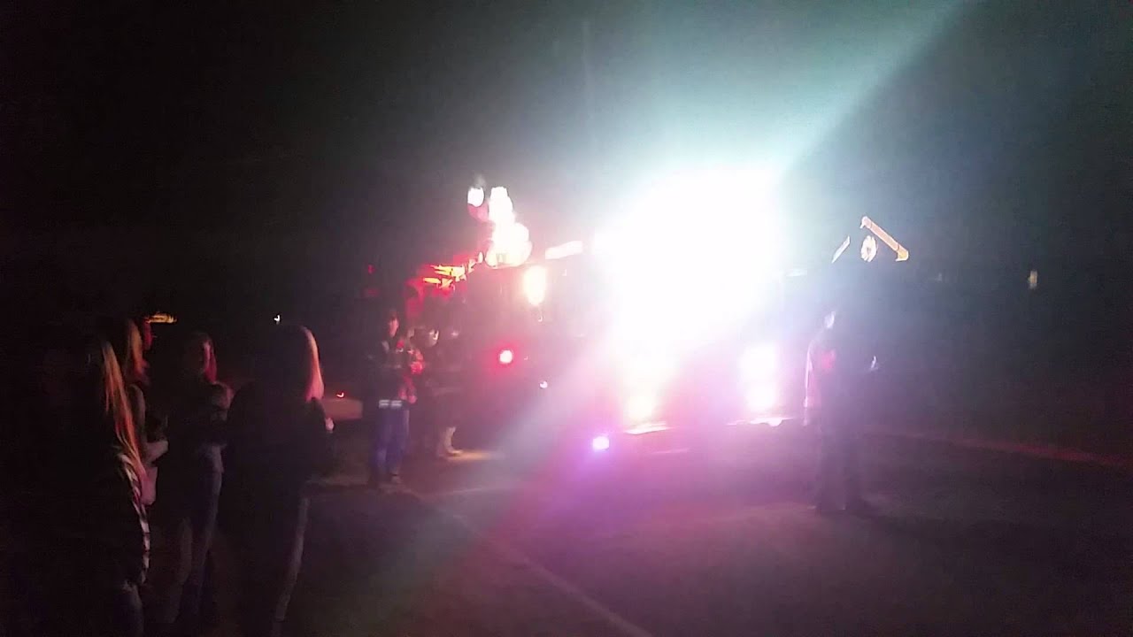 North Branch Fire Company delivers Santa! - YouTube