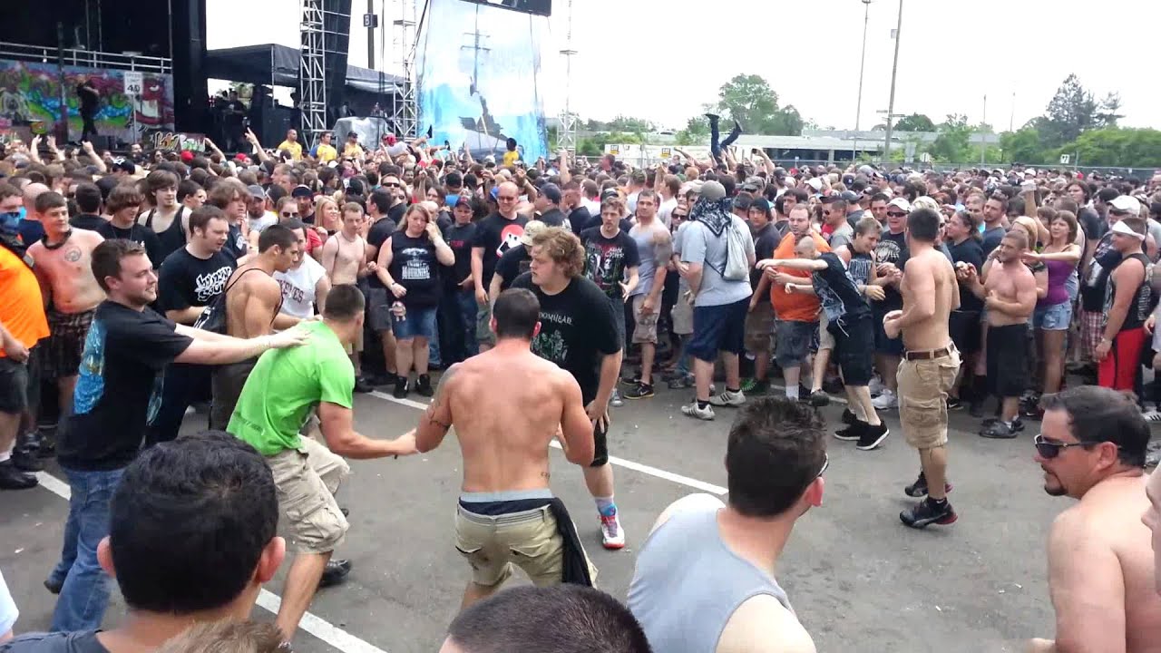 Rock on the range 2013 red mosh pit - YouTube