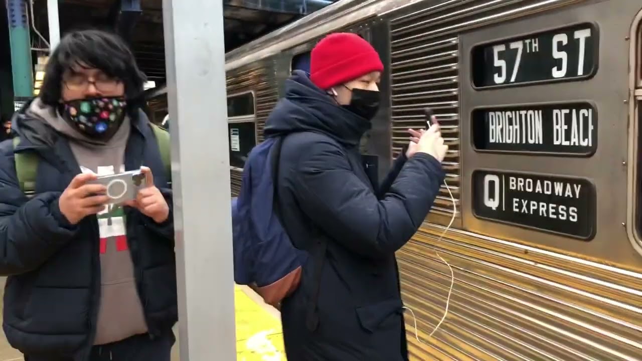 R32 retirement run action on the (Q) line - YouTube