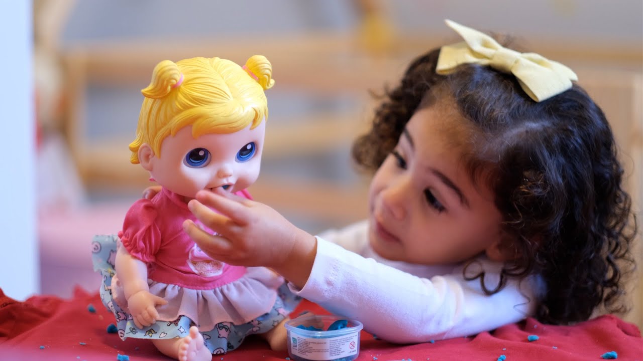 Boneca que come e faz cocô - YouTube