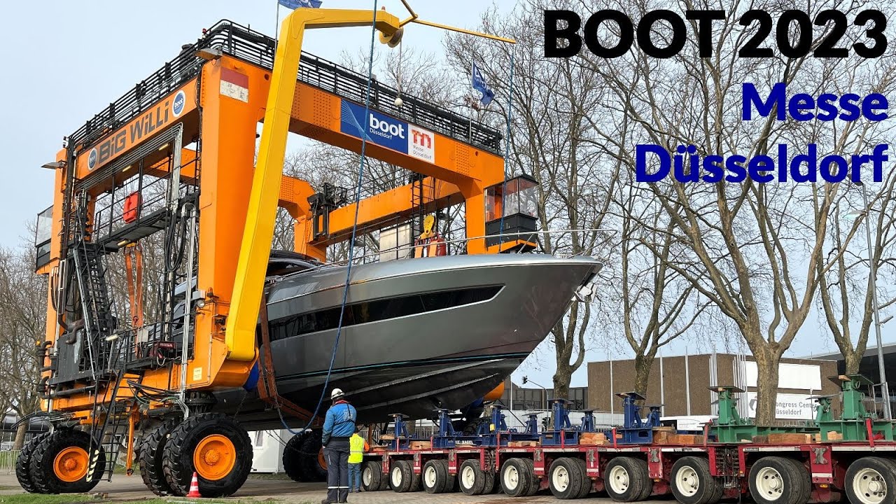 Yacht RIVA 76 PERSEO zur BOOT 2023 Messe - Verladung mit Kran BIG WILLI ...