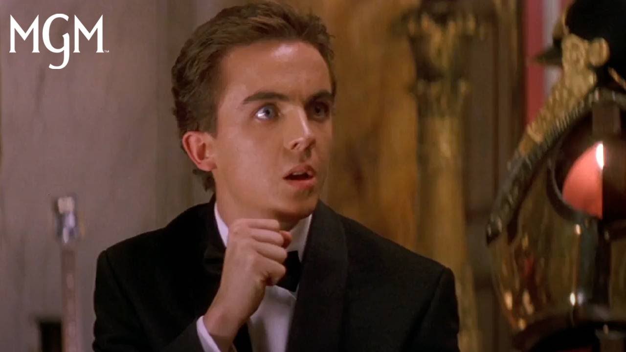AGENT CODY BANKS: DESTINATION LONDON | Band Creates a Distraction "War ...