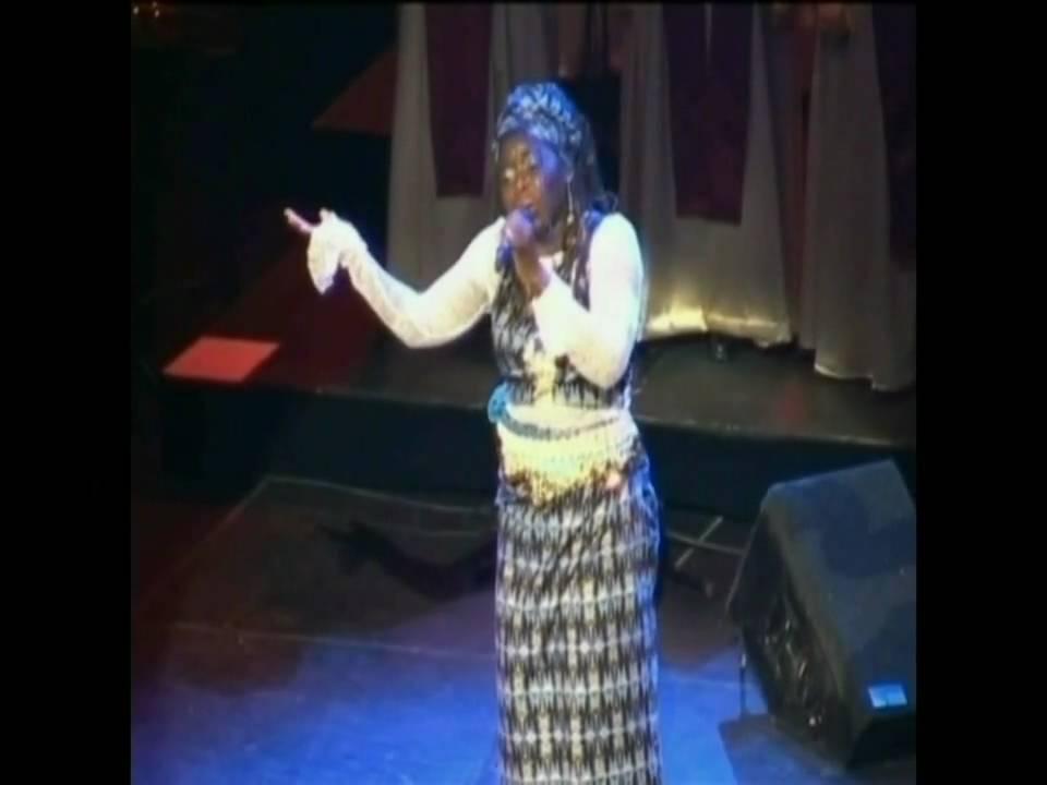 Muna Mingole ' Ko Iyo' (live) with Choeur Célébration Québec - YouTube