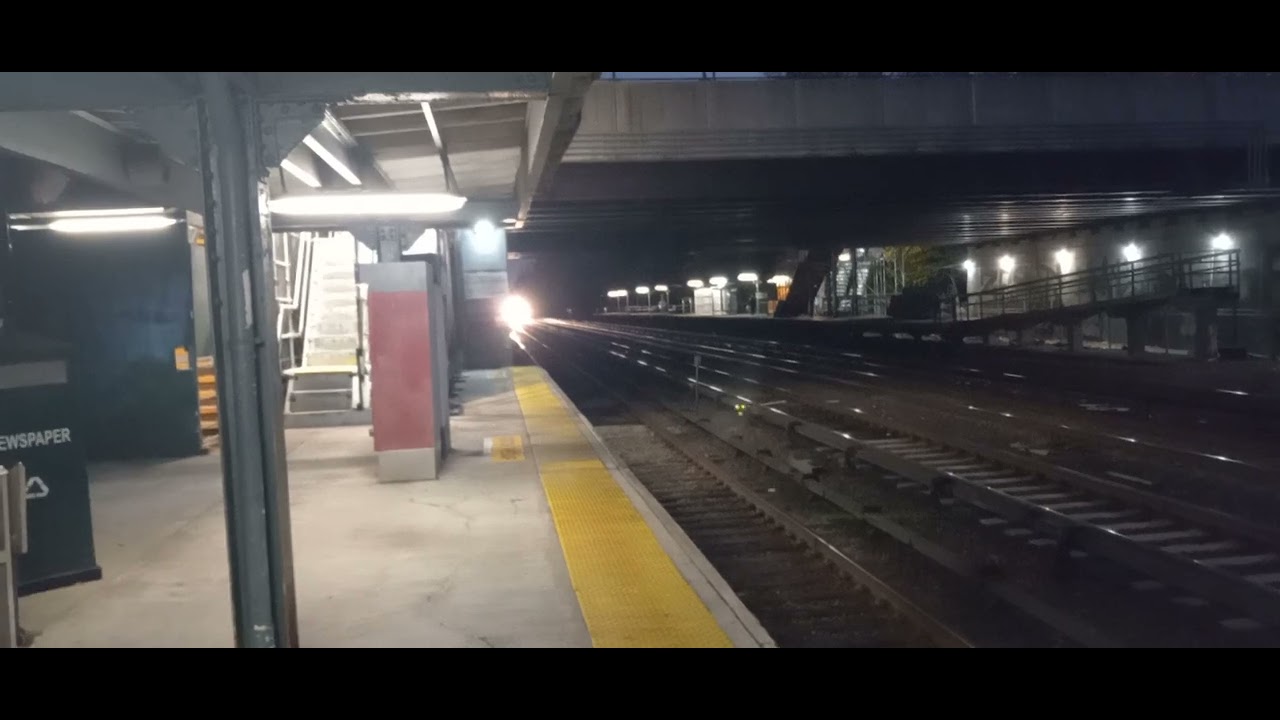 Metro north: Grand Central M3A train #606 flying past Willamsbridge ...