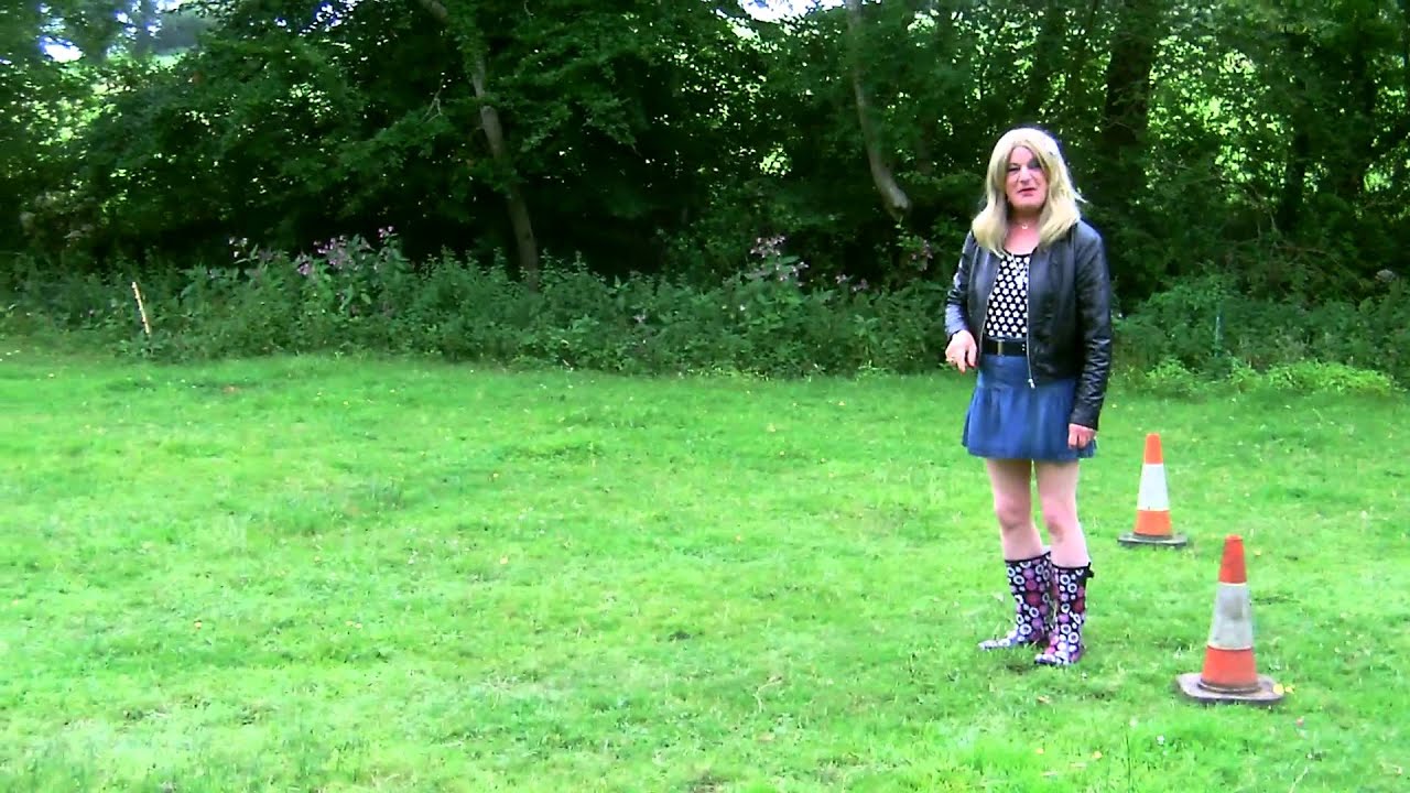 Welly Throwing in Devon - YouTube