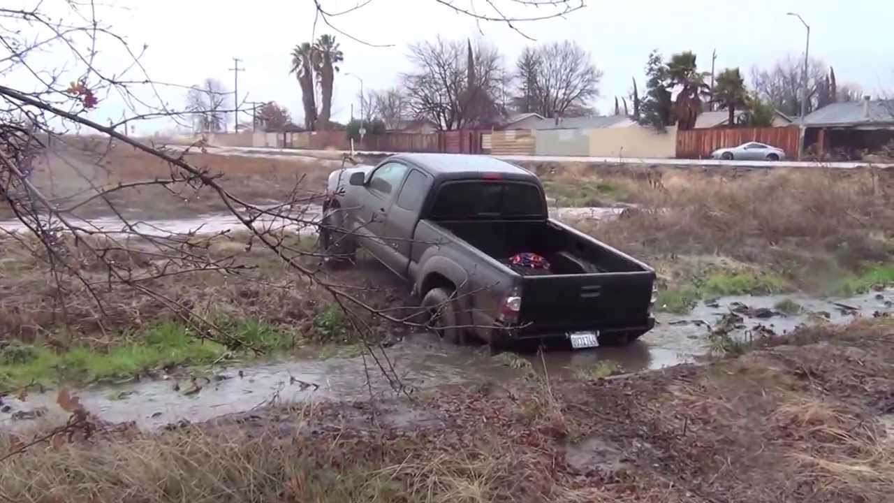 TACOMA STUCK OFF ROAD 4X4 - YouTube