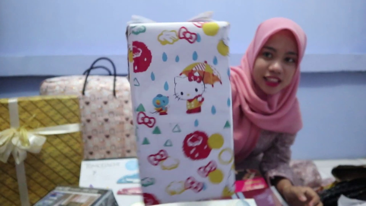 #VLOG 01, PERDANA BIKIN VLOG YOUTUBE UNBOXING KADO PERNIKAHAN.... - YouTube