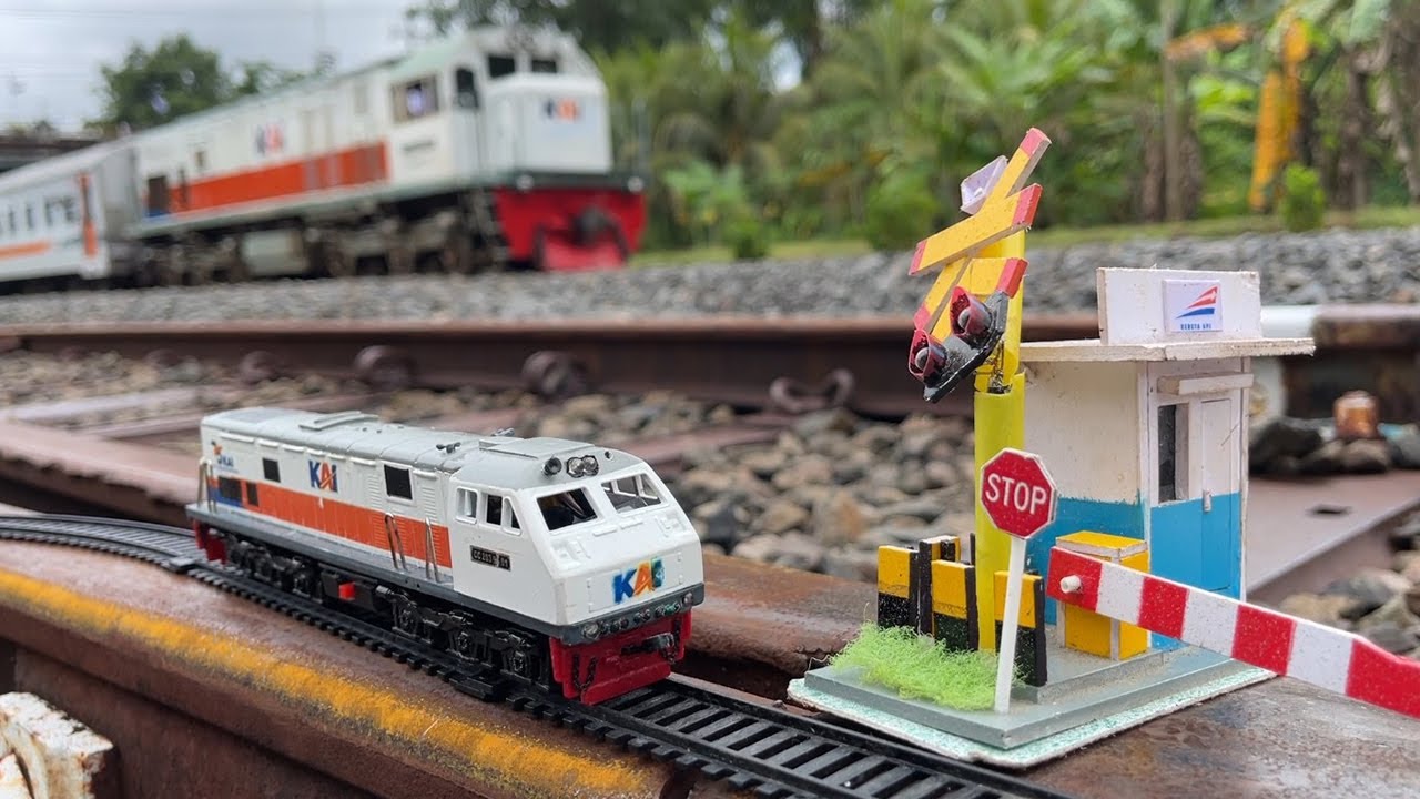 Merakit Kereta Api CC203 Remot Control Anjlok dari Rel Menabrak Palang ...