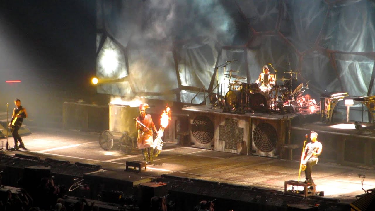 Rammstein, Till trying to "cook" Flake on stage. - YouTube