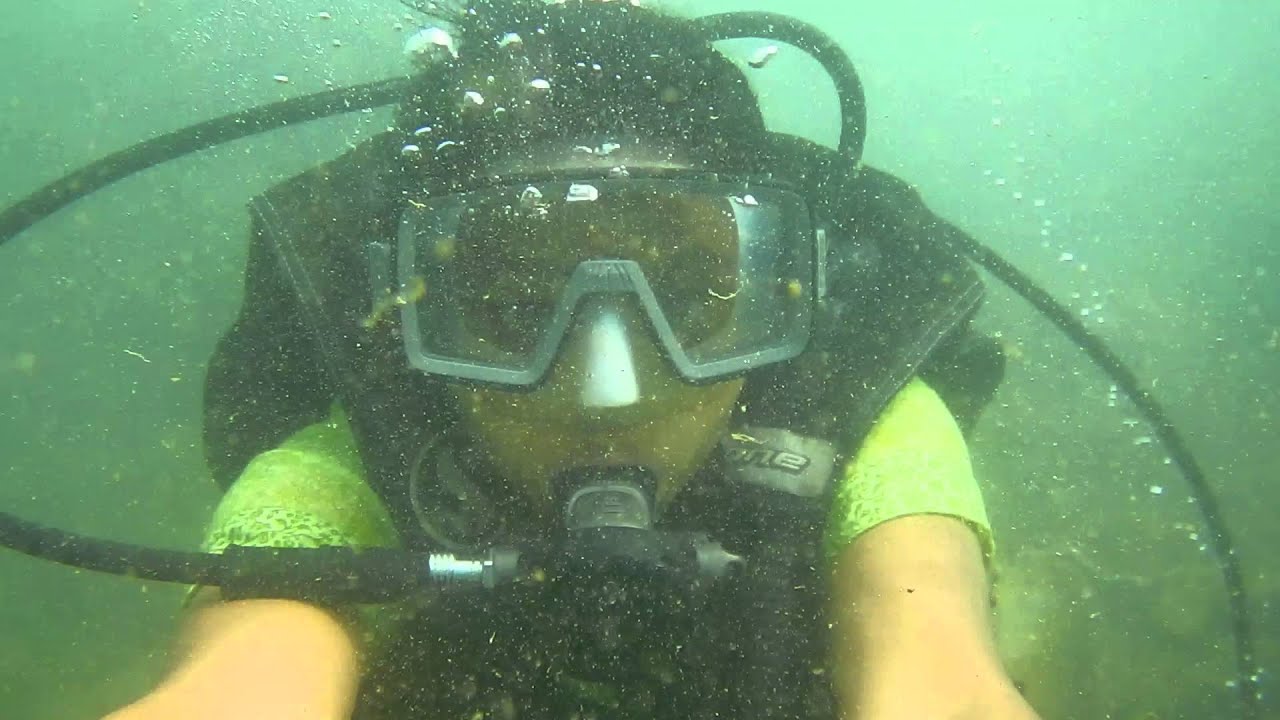 Mom's first scuba dive - YouTube