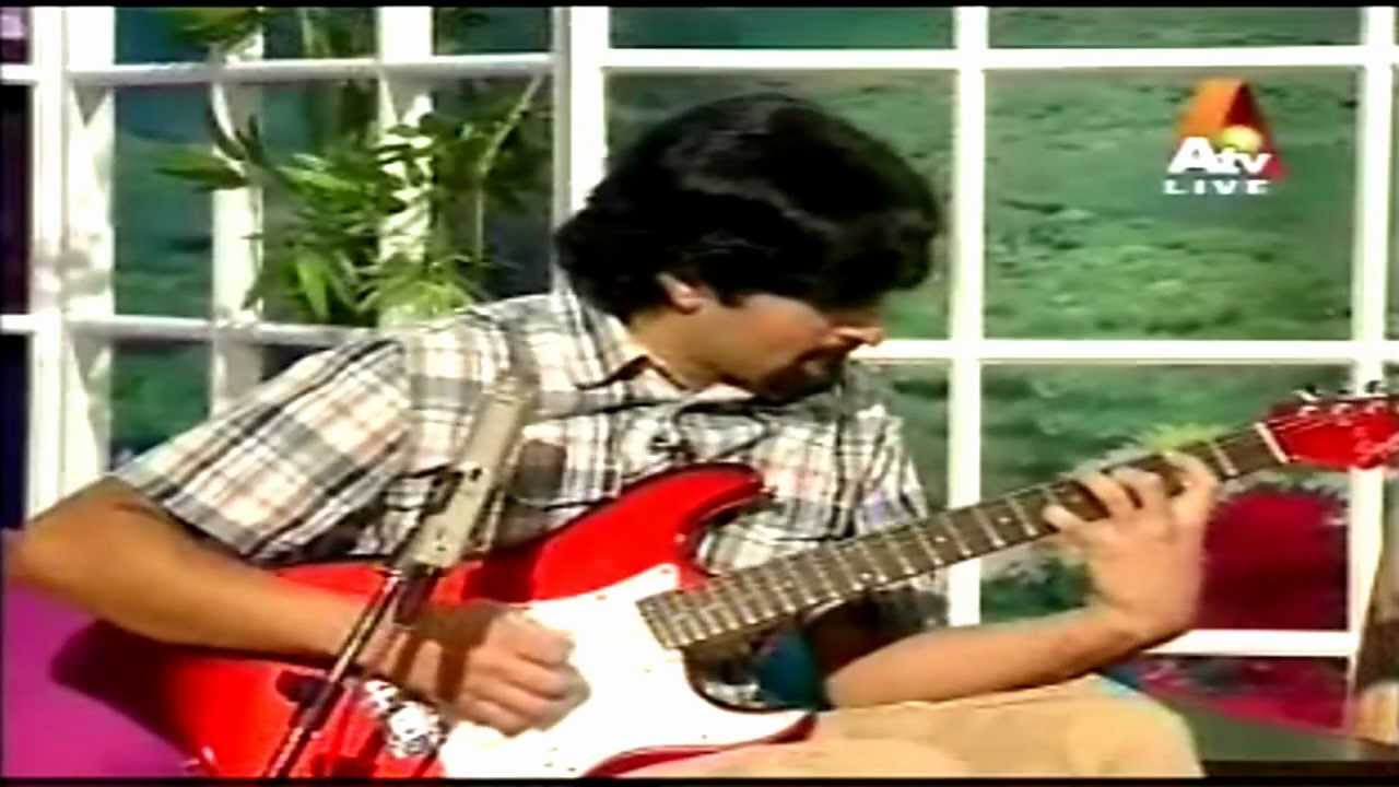 Atif Aslam's Lead Guitarist (Sarmad Ghafoor) Performs Beautiful Aadat ...