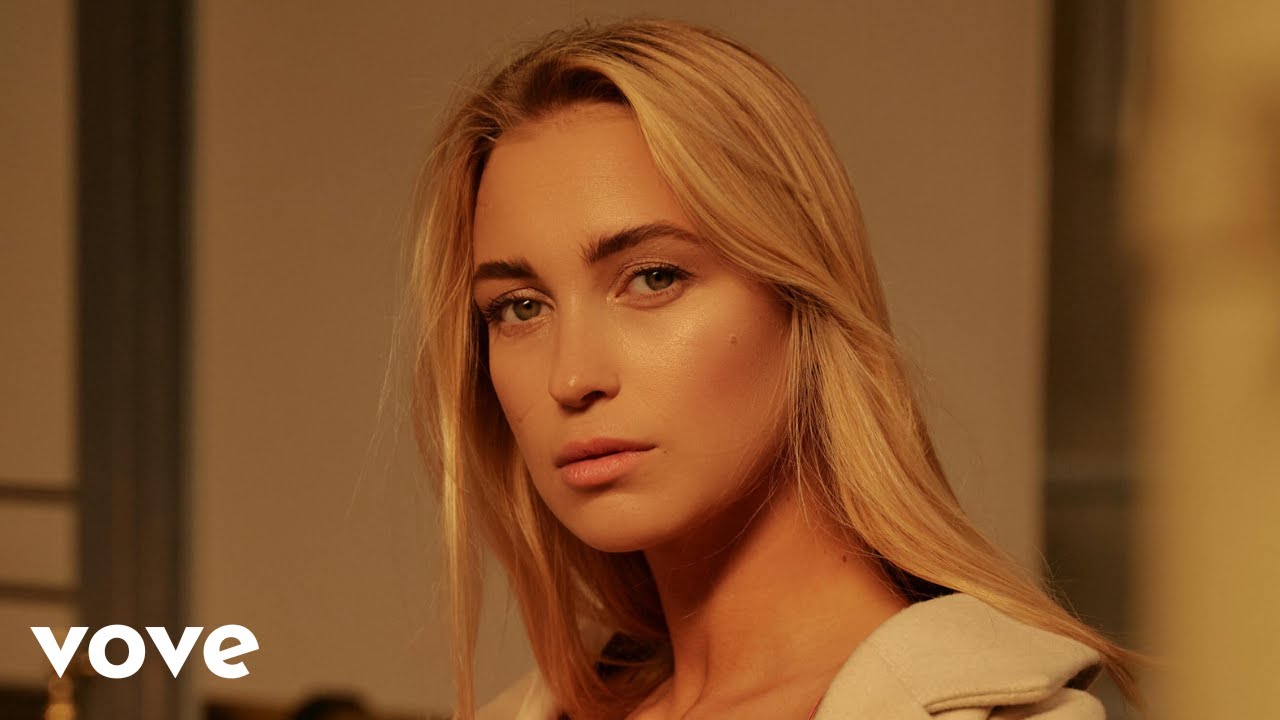 Novi - Kissing In The Rain (Official Music Video) - YouTube