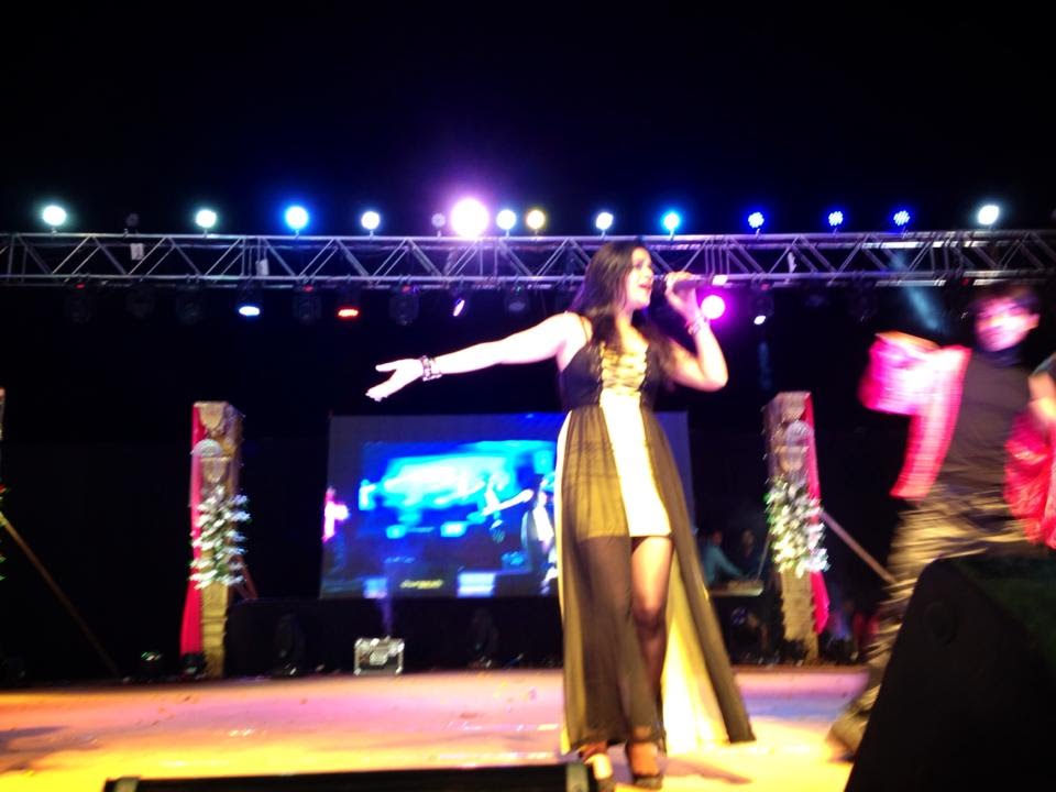 Singer Deepali Sathe Singing Old Melodious Songs Live - YouTube