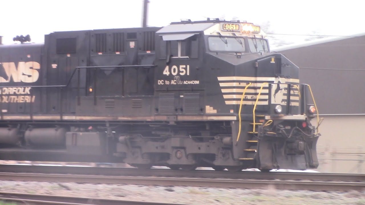 NS 4051 leads NS 24A through Cordele, GA 12/21/22 - YouTube