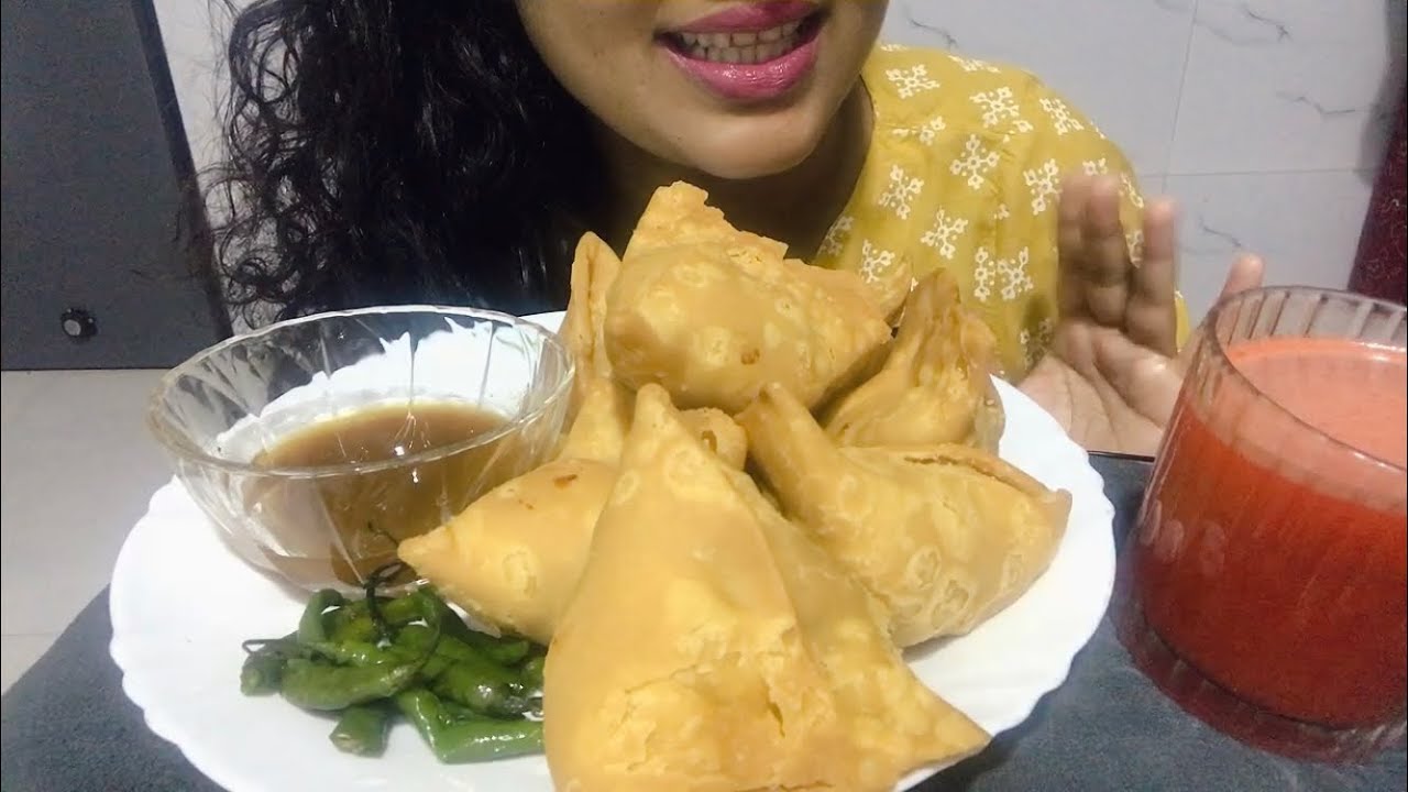ASMR Eating Samosa with Sweet Chatni and Fried Green Chillies😋😋 - YouTube