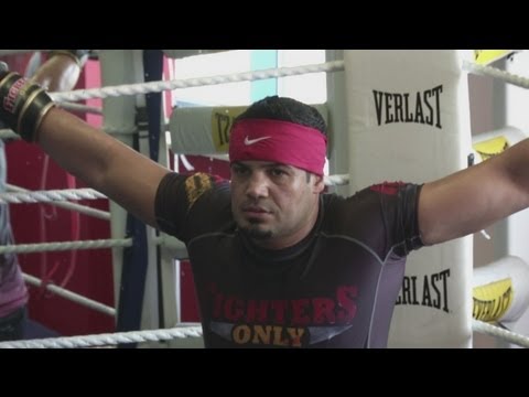 Kickboxer Riyadh Al Azzawi hopes to unite Iraqi people - YouTube