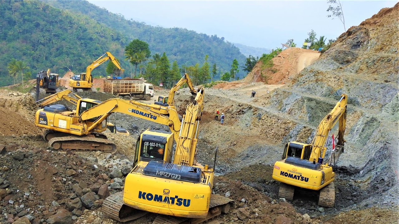 Diggers Excavators Working Hard Digging The Dirt - YouTube