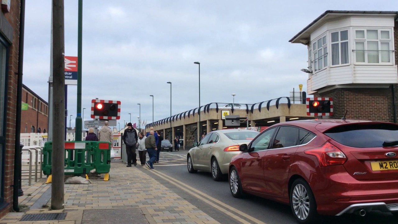 Redcar Central Level Crossing (Cleveland) 04/12/2016 - YouTube