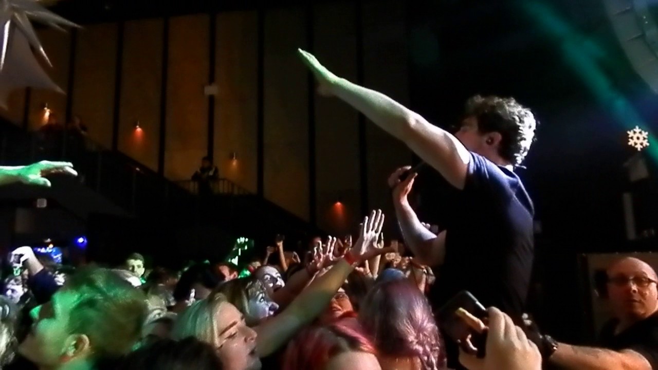 Blax Xmas Ball 2016 Don Broco Thug Workout - YouTube