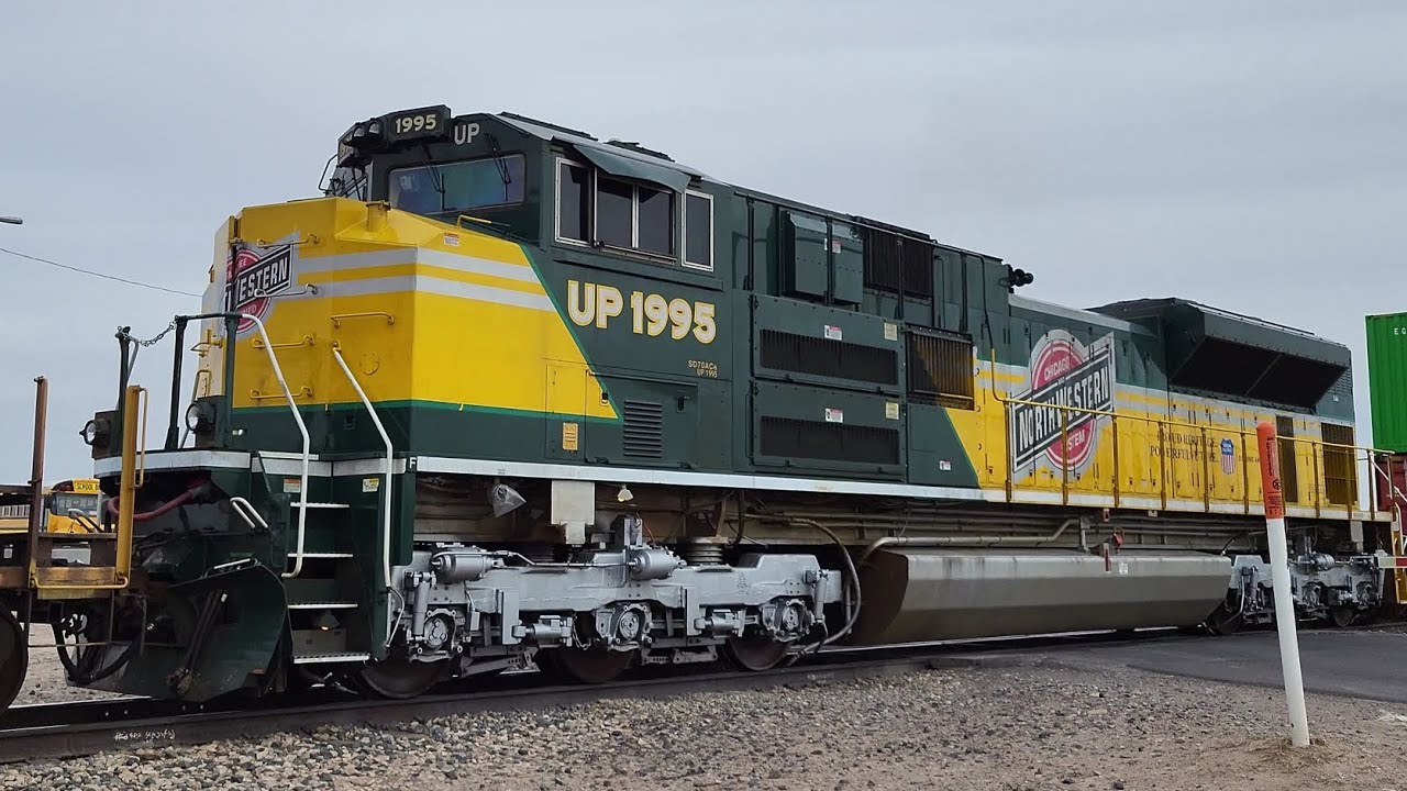 UP #1995 as Mid-DPU on UP IDISI in El Paso - YouTube