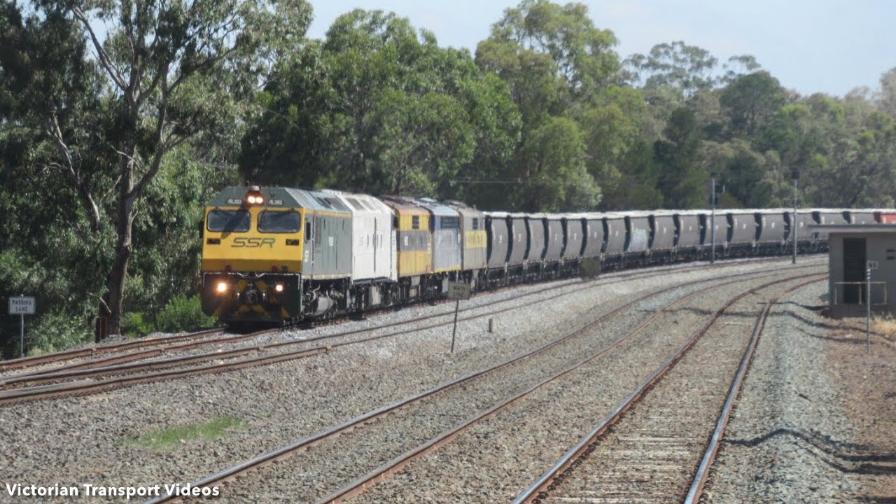 RL Class and 4 Streamliners on a Standard Gauge SSR Grain + V/Line ...