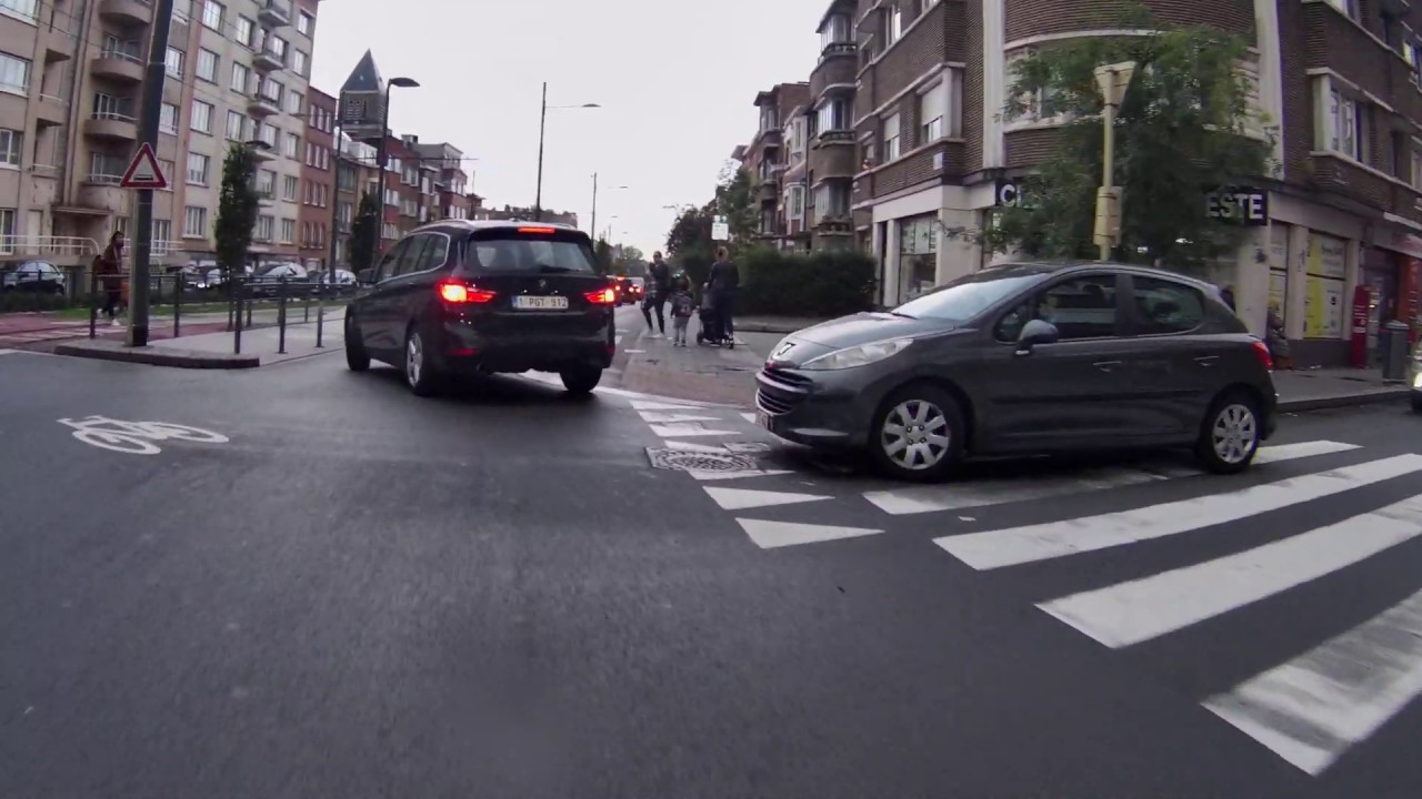 Traversée d'un rond point & accident de piéton - YouTube
